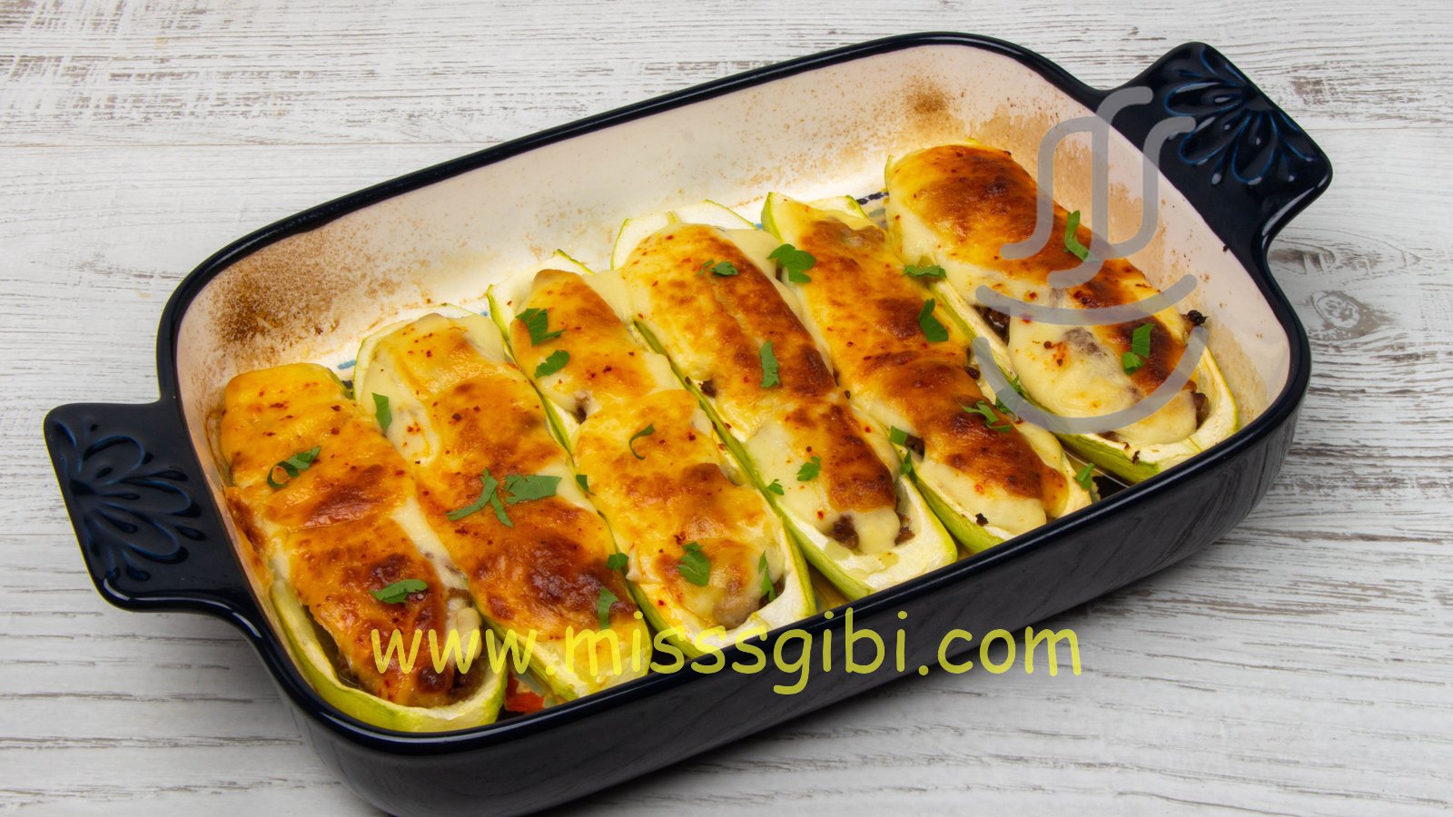 Beşamel Soslu Fırında Kıymalı Kabak Sandal - MisssGibi Yemek Tarifleri